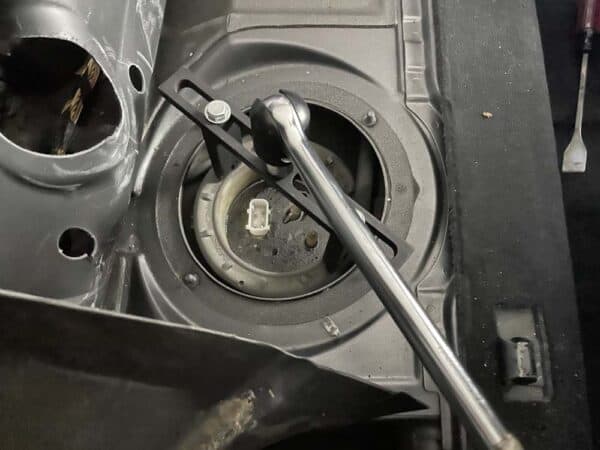 BMW X5 Fuel Pump Replacement /Fuel Level Sensor 2000-2006 E53