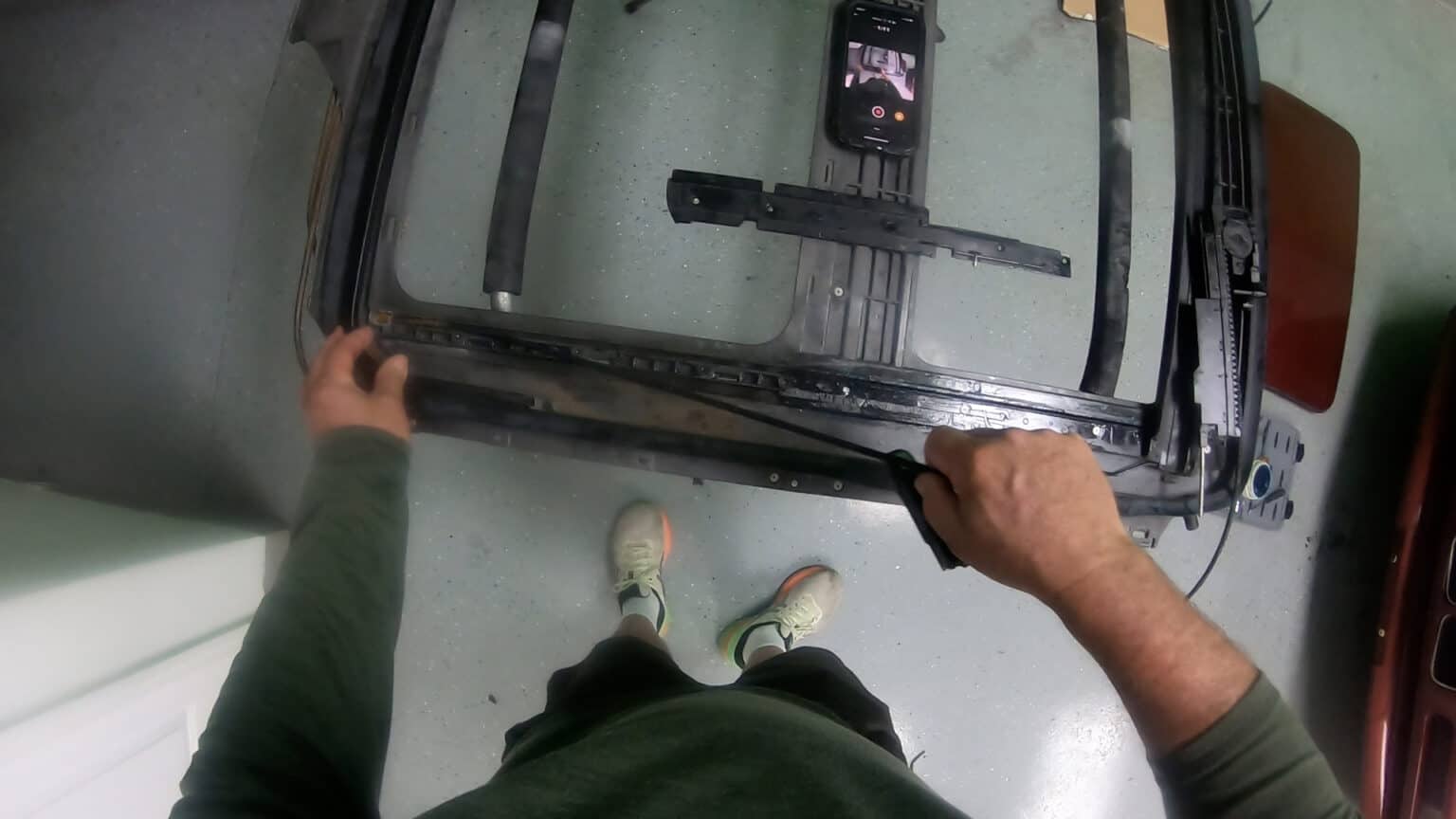 BMW E31 Sunroof Repair - 1990-1999 8 Series - Trolley and Gate