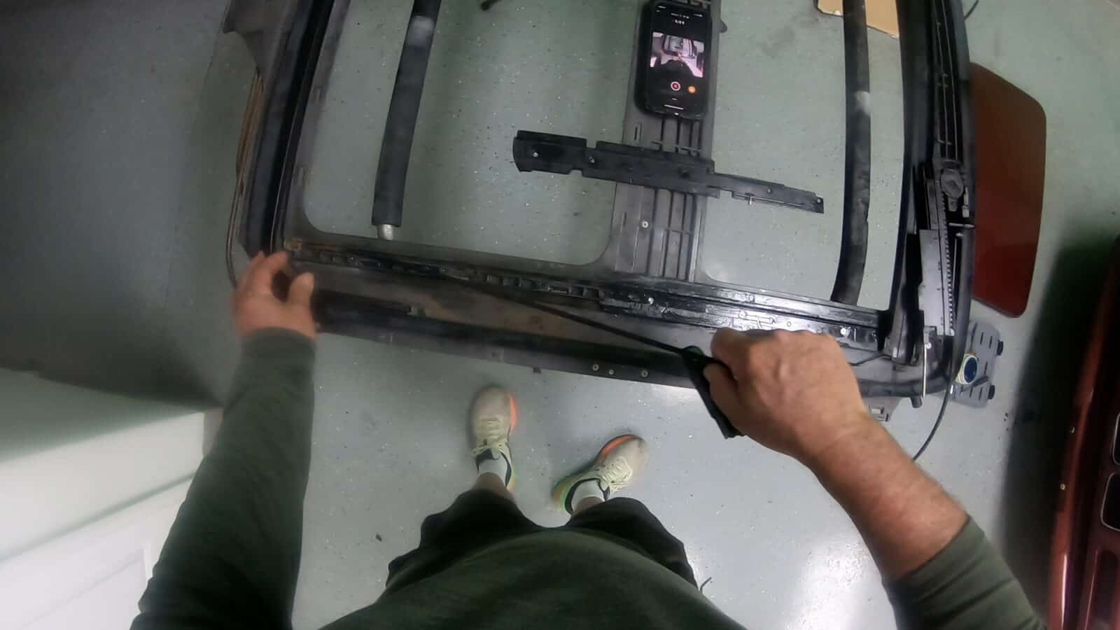 BMW E31 Sunroof Repair - 1990-1999 8 Series - Trolley and Gate