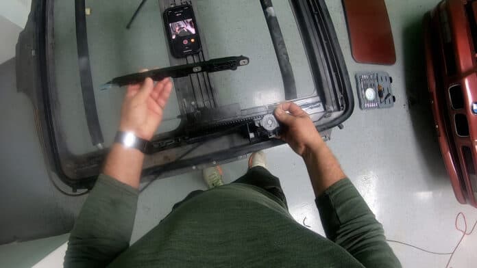 BMW E31 Sunroof Repair - 1990-1999 8 Series - Trolley and Gate